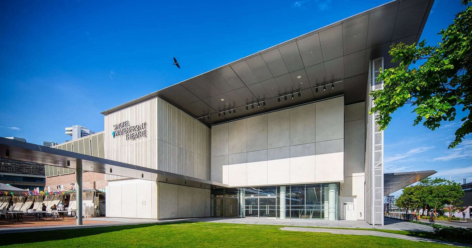 Flexible Beschallungslösung für das neue Singtel Waterfront Theatre in ...