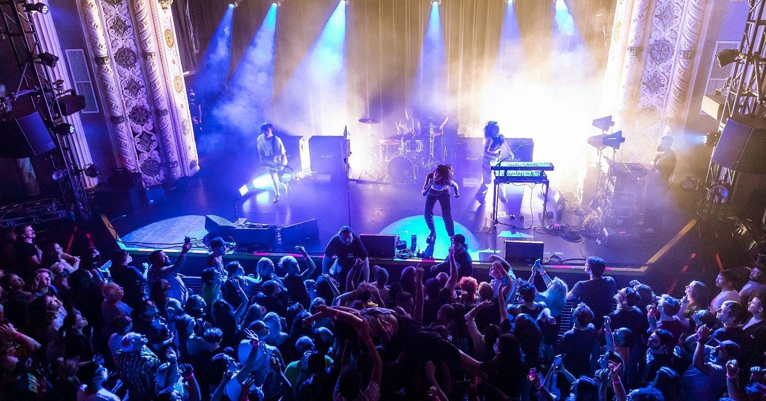 Metro se moderniza con la Serie A de d&b y celebra su 40 aniversario ...